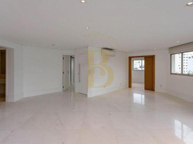 Apartamento à venda em andar alto, com linda vista, em Moema