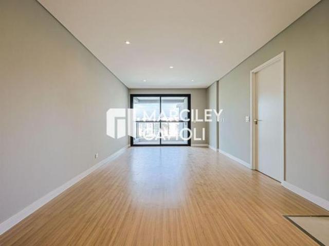 Apartamento à venda em condomínio clube, 3 dormitórios, 2 vagas, em rua calma e arborizada do Juvevê