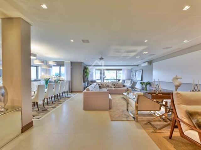 APARTAMENTO À VENDA EM GRAMADO COM QUATRO SUÍTES!