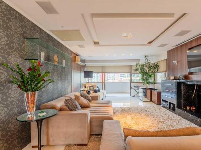 Apartamento à venda em Petrópolis