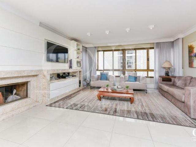 Apartamento à venda em Petrópolis