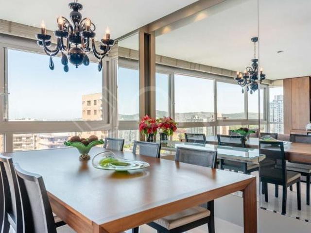 Apartamento à venda em Petrópolis