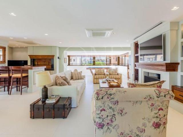 Apartamento à venda em Petrópolis