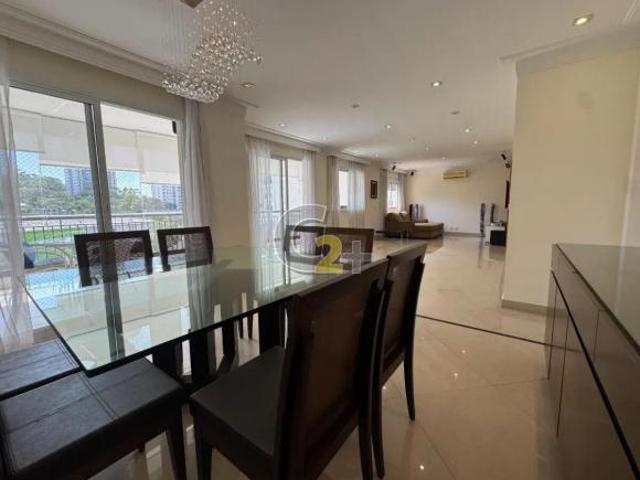 Apartamento à venda em Santo Amaro com 3 suítes e 3 vagas de garagem