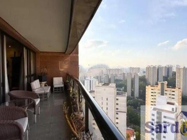 Apartamento à Venda em Vila Suzana SP, 226m², 3 Suítes, 5 Banheiros