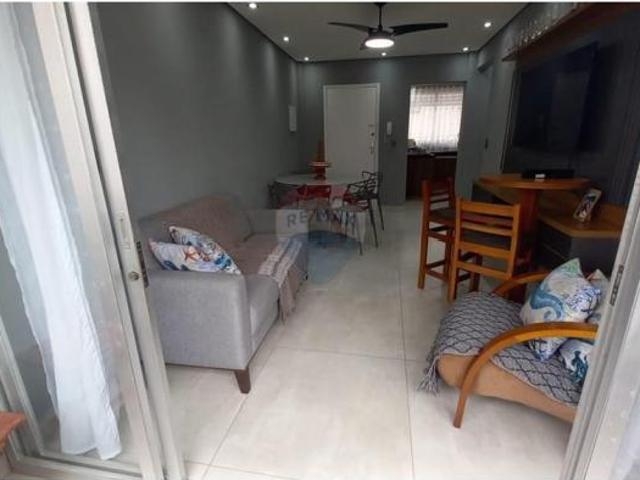 Apartamento à venda reformado e mobiliado na praia das Astúrias no Guarujá, SP