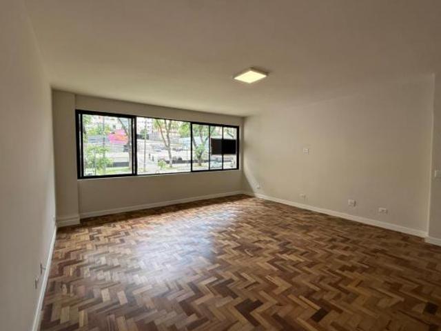 Apartamento à venda reformado e com excelente localização Água Verde