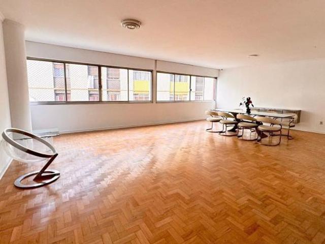 Apartamento à venda. São 240m² com quatro dormitórios sendo duas suítes. Lavabo área de serviço com