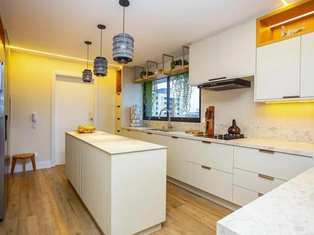 Apartamento à venda, semi mobiliado com 3 suítes no Cabral, Curitiba, PR