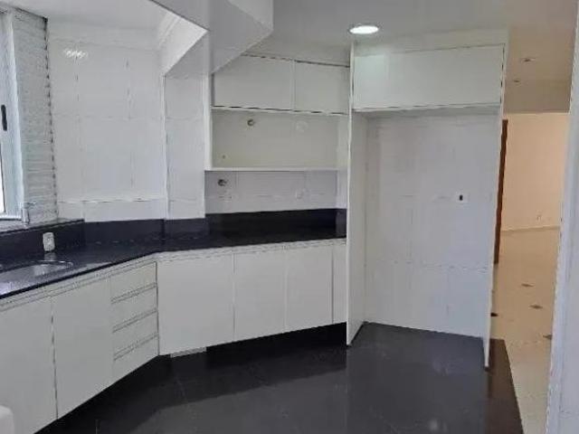 Apartamento à venda, Vila Monte Alegre, 2 quartos, sendo 1 suíte, oferece espaços amplos e bem distr