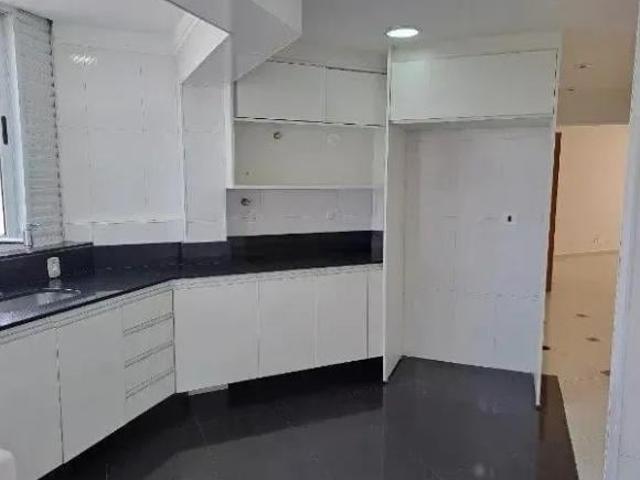 Apartamento à venda, Vila Monte Alegre, 2 quartos, sendo 1 suíte, oferece espaços amplos e bem distr