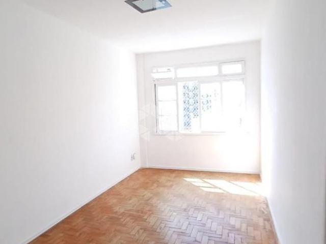 Apartamento à venda, 2 dormitórios e elevador no bairro Floresta Porto Alegre/RS