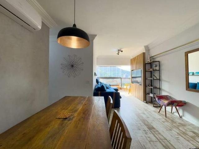 Apartamento a 100m da praia da Enseada com vista para o mar