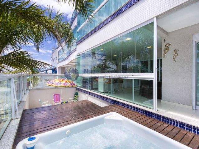 Apartamento a 20m da praia do Canto Grande com vista lateral do mar 01 suíte e 02 dormitórios