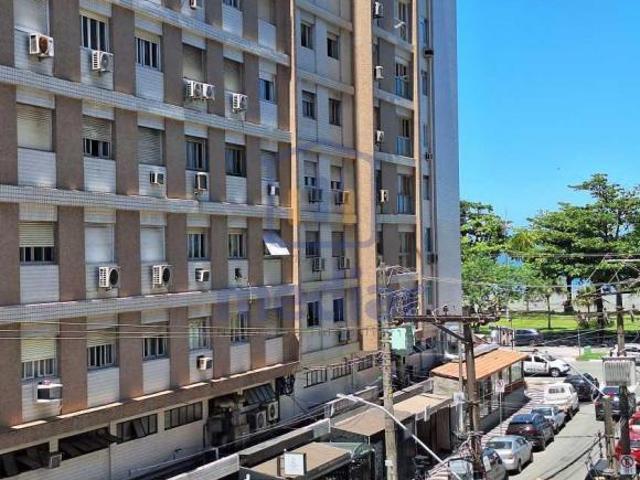 Apartamento a 50 m da Praia de Aparecida, amplo, com varandão, 3 dormitórios, 1 suíte !