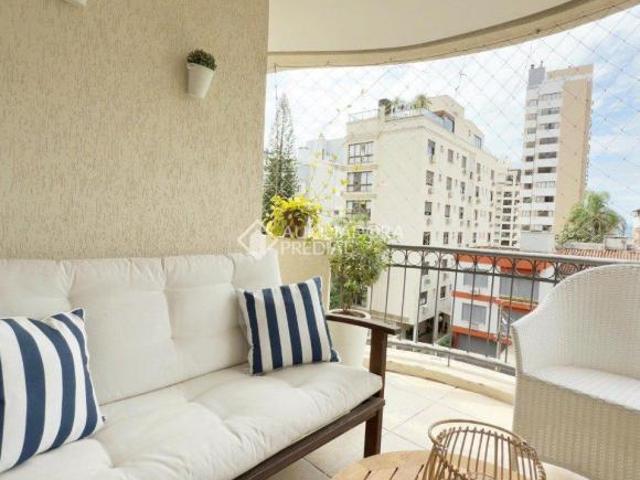 Apartamento abaixo do precço da região, com sacada no coração do bairro!