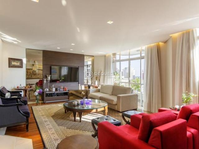 1 apartamento por andar ao lado da Praça do Japão