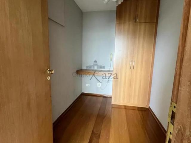 Apartamento ao lado do Vicentina Aranha Vila Adyana Edifício Ciampino 3 Quartos 130m²