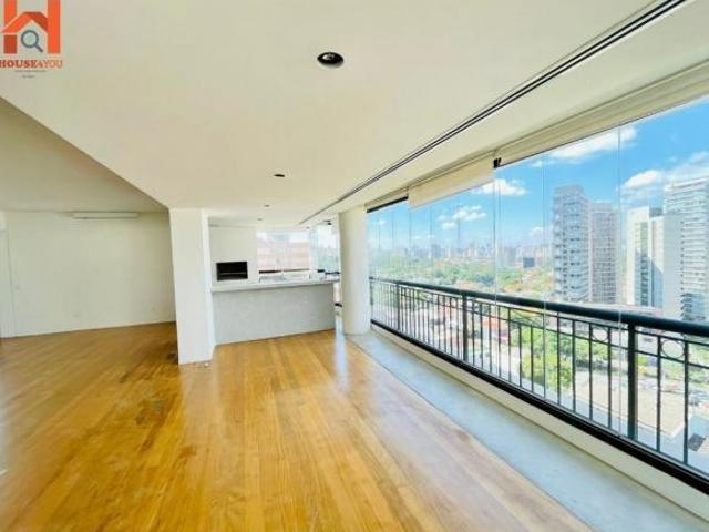 Apartamento alto com VISTA EXCEPCIONAL em rua calma e arborizada. Reformado, ensolarado, ótima clari