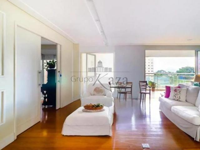 Apartamento Alto da Lapa 4 Suítes 366m²