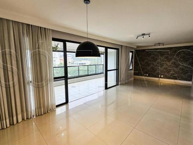Apartamento alto padrão 210m² com 3 suítes e 4 vagas na Granja Julieta