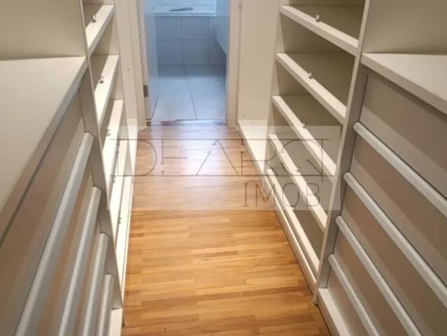 Apartamento 3 suítes e 3 vagas para locação em Moema 197m²