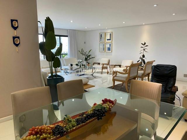 Apartamento alto padrão todo reformado com 4 suites 3 vagas e depósito REF. HI15596