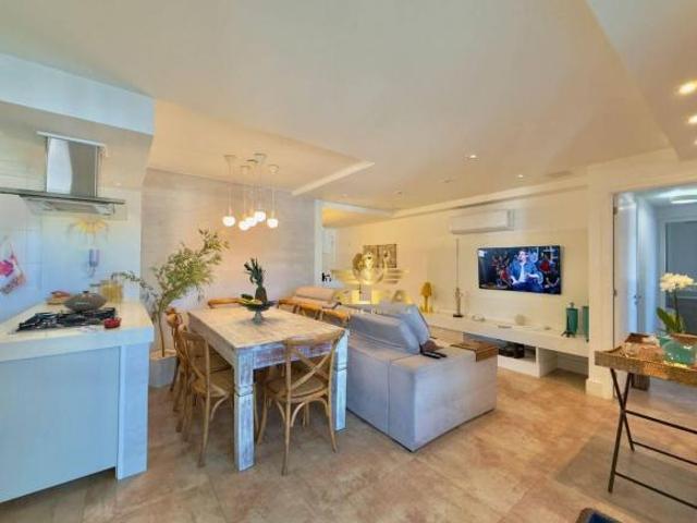 Apartamento Alto Padrão com Varanda Gourmet nas Pitangueiras – Alfa Imóveis Guarujá