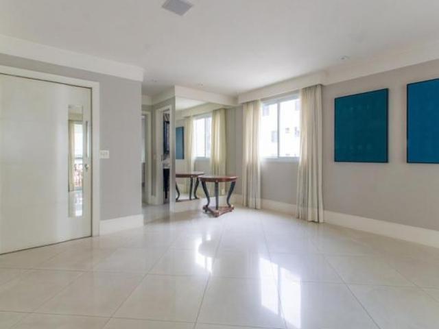 Apartamento Alto Padrão de 124m² com 3 Suítes e 3 Vagas à Venda em Moema