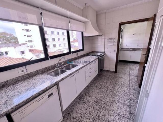 Apartamento alto padrão em rua tranquila e acabamento de primeira, pertinho do metrô Praça da Árvore