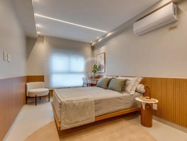Apartamento Alto Padrão | Frente para a Praça do Sol: 235 m² Decorado e Mobiliado