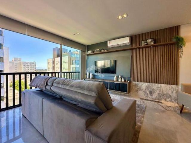 Apartamento alto padrão mobiliado e decorado, 03 quartos sendo 01 suíte, no bai