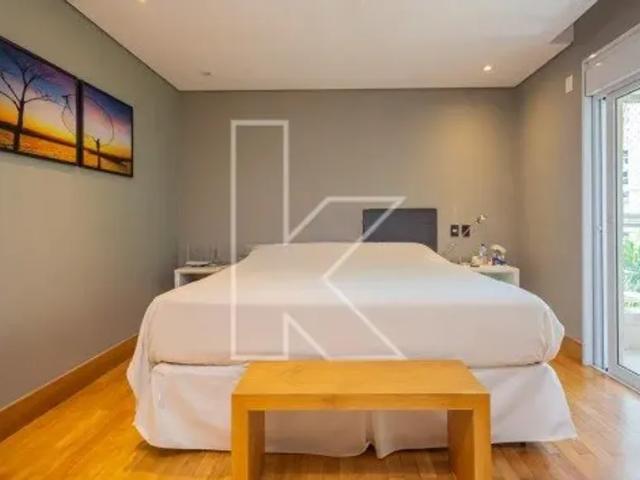 Apartamento Alto padrão na Vila Nova Conceição de 2 Suítes com 3 Vagas 134m² à Venda