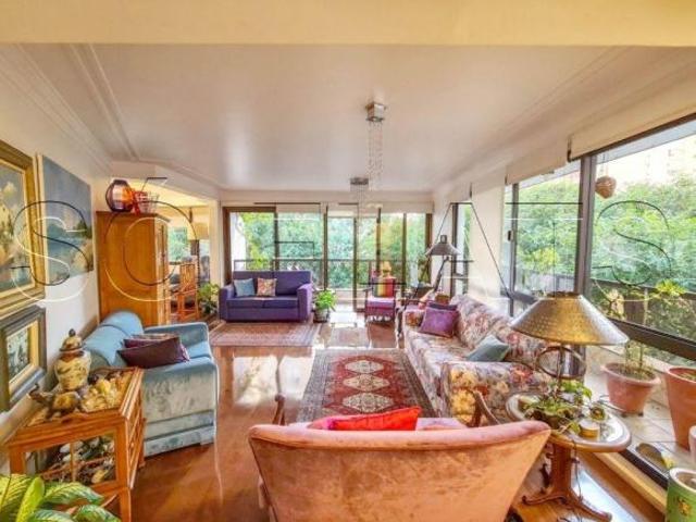 Apartamento alto padrão no Campo Belo com 03 suítes, 200m²