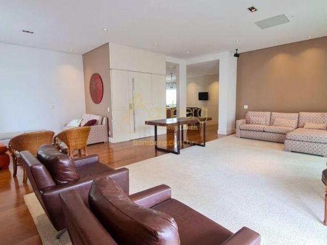 Apartamento alto padrão no Campo Belo em andar alto com vista livre e consolidada