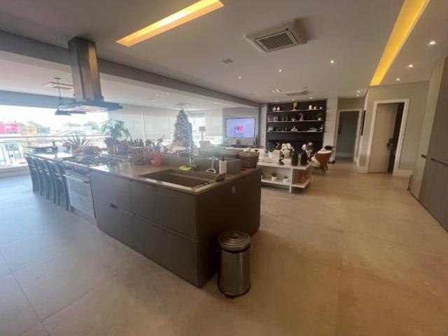Apartamento Alto Padrão PORTEIRA FECHADA E PRONTO PARA MORAR com 3 suítes e 4 vagas de garagem à