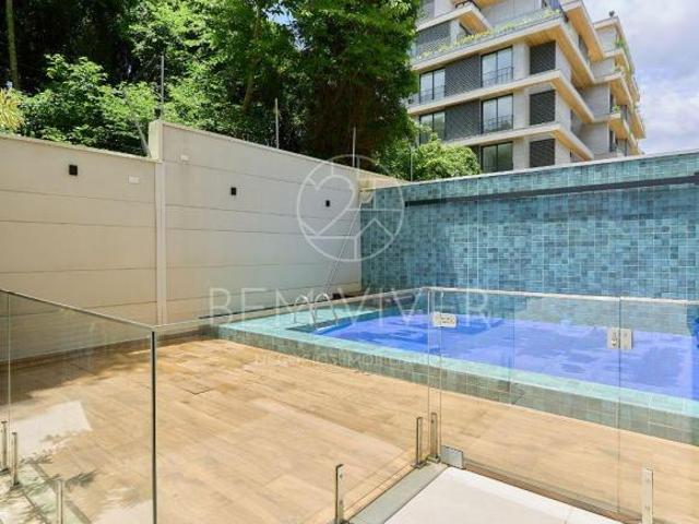 Apartamento Alto Padrão Suíte, 02 vagas cobertas, Piscina, Centro Cívico