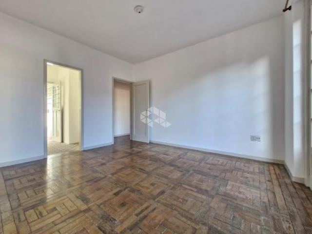 Apartamento amplo, 2 dormitórios, na Auxiliadora a 200m do Parcão