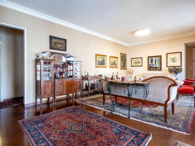 Apartamento amplo à venda no Jardins