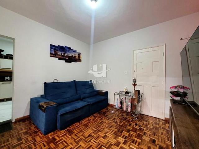 Apartamento amplo, arejado e reformado com localização privilegiada