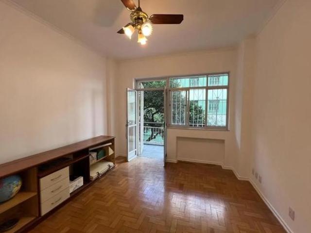 Apartamento amplo com 3 dormitórios,1 vaga, na Rua Duque de Caxias, Porto Alegre