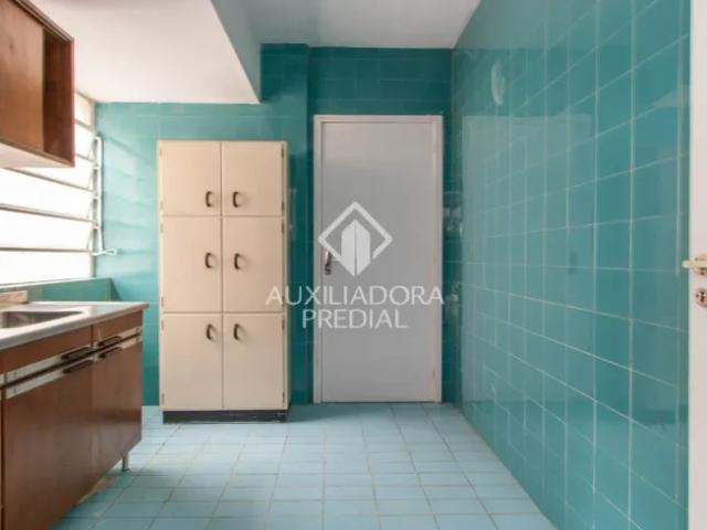 Apartamento Amplo com 2 quartos e sacada no Bairro Cidade Baixa