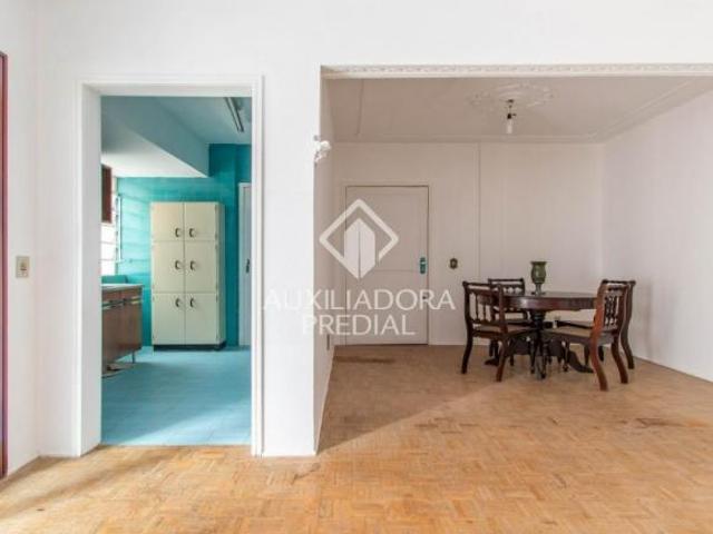 Apartamento Amplo com 2 quartos e sacada no Bairro Cidade Baixa