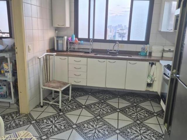 Apartamento amplo com 4 dormitórios em Moema – 148m², varanda e lazer completo
