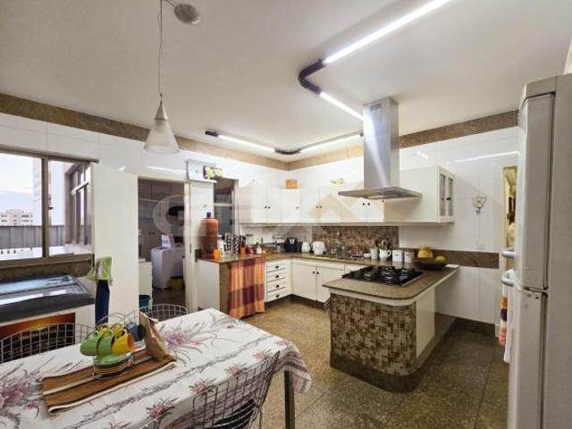 Apartamento amplo com acabamento clássico!