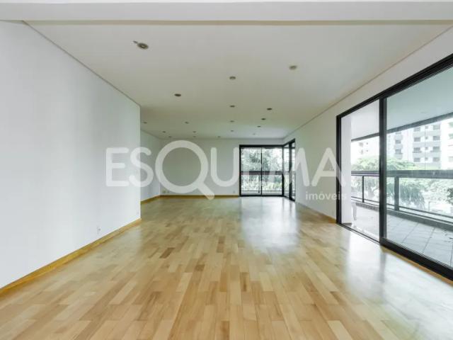 Apartamento amplo com ótima localização
