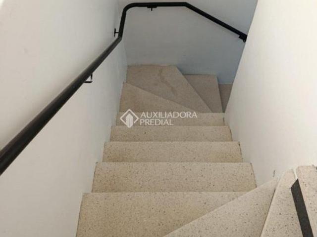 Apartamento amplo com sacada de 3 dormitórios em excelente localização no Menino Deus
