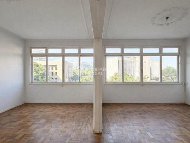 Apartamento amplo com sacada em frente ao Hospital de Clínicas e UFRGS