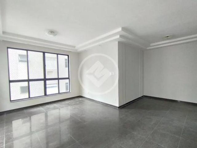 Apartamento amplo com varanda e 3 quartos na Ponta da Praia – próximo ao mar