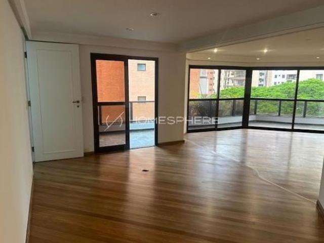 Apartamento amplo, confortável e com o charme dos bons prédios de Indianópolis